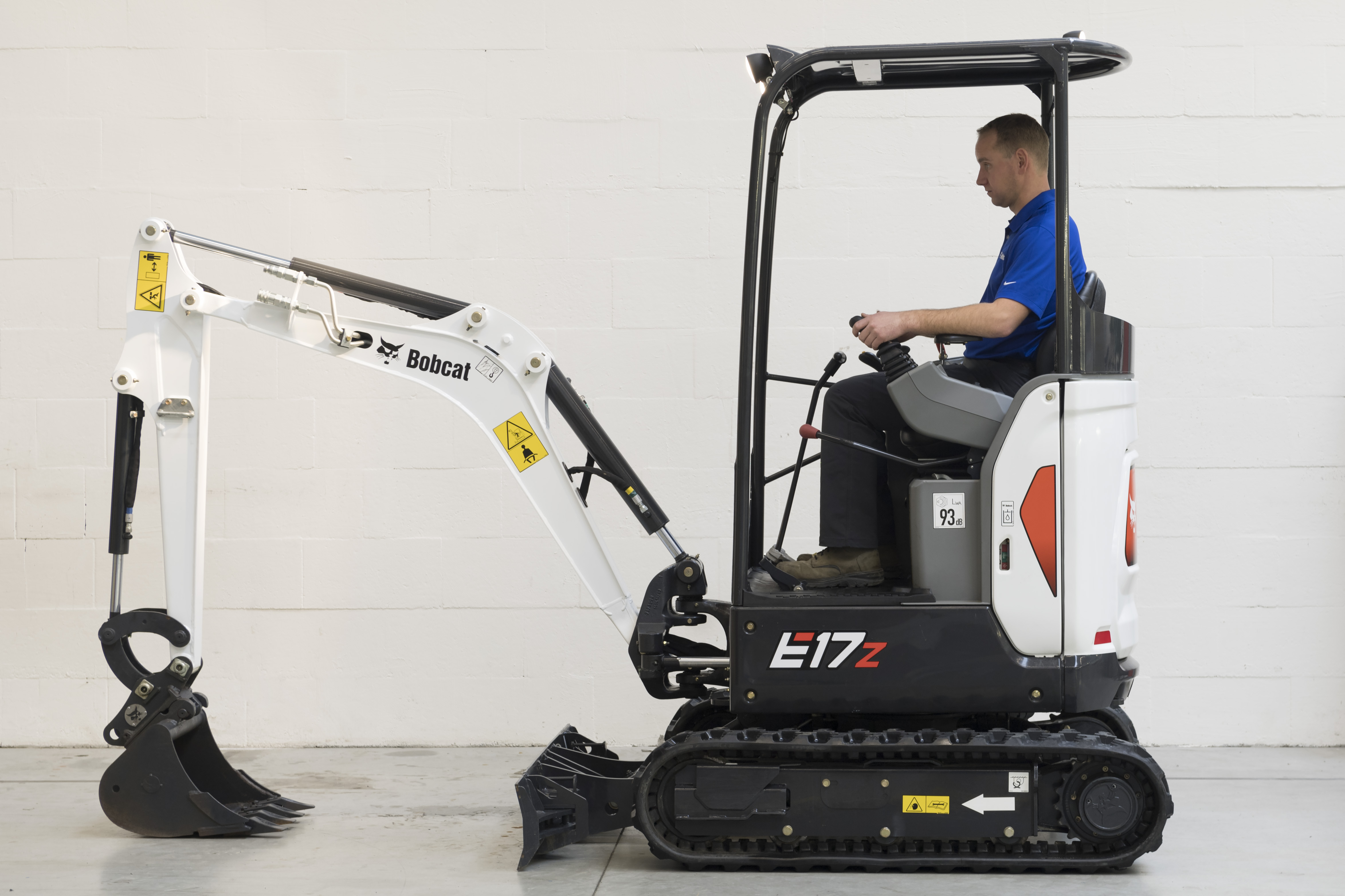 Comércio Máquinas - Bobcat lanza la nueva excavadora E17Z con giro de voladizo cero