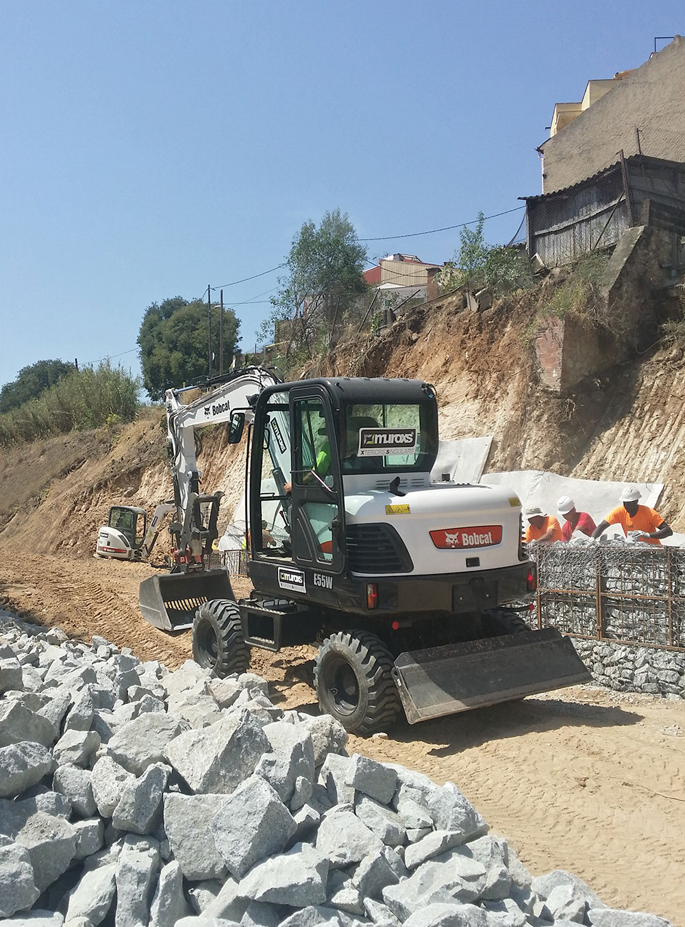 Comércio Máquinas - Mini excavadora Bobcat E55W ideal para el paisajismo