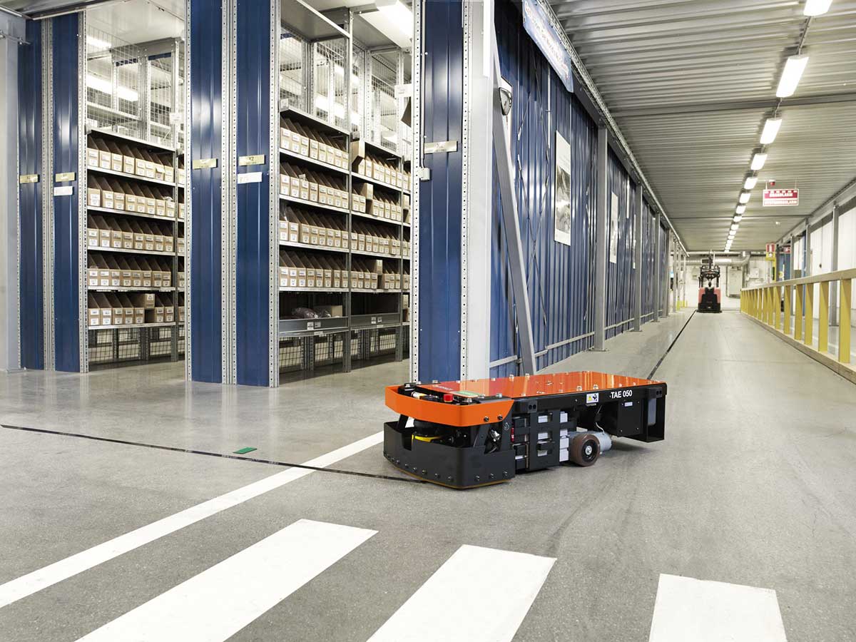 Comércio Máquinas - Toyota MHE lança novo transportador com guiamento ...