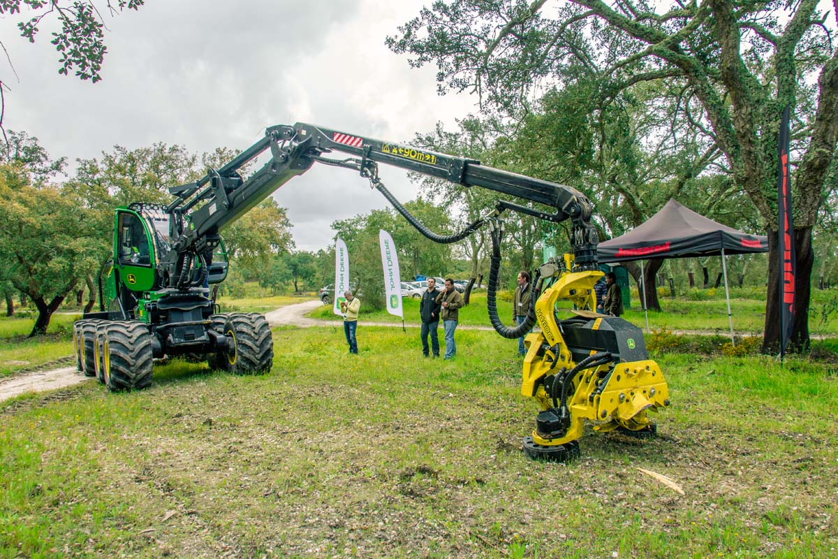 Comércio Máquinas - Nova processadora John Deere Série G apresentada ...