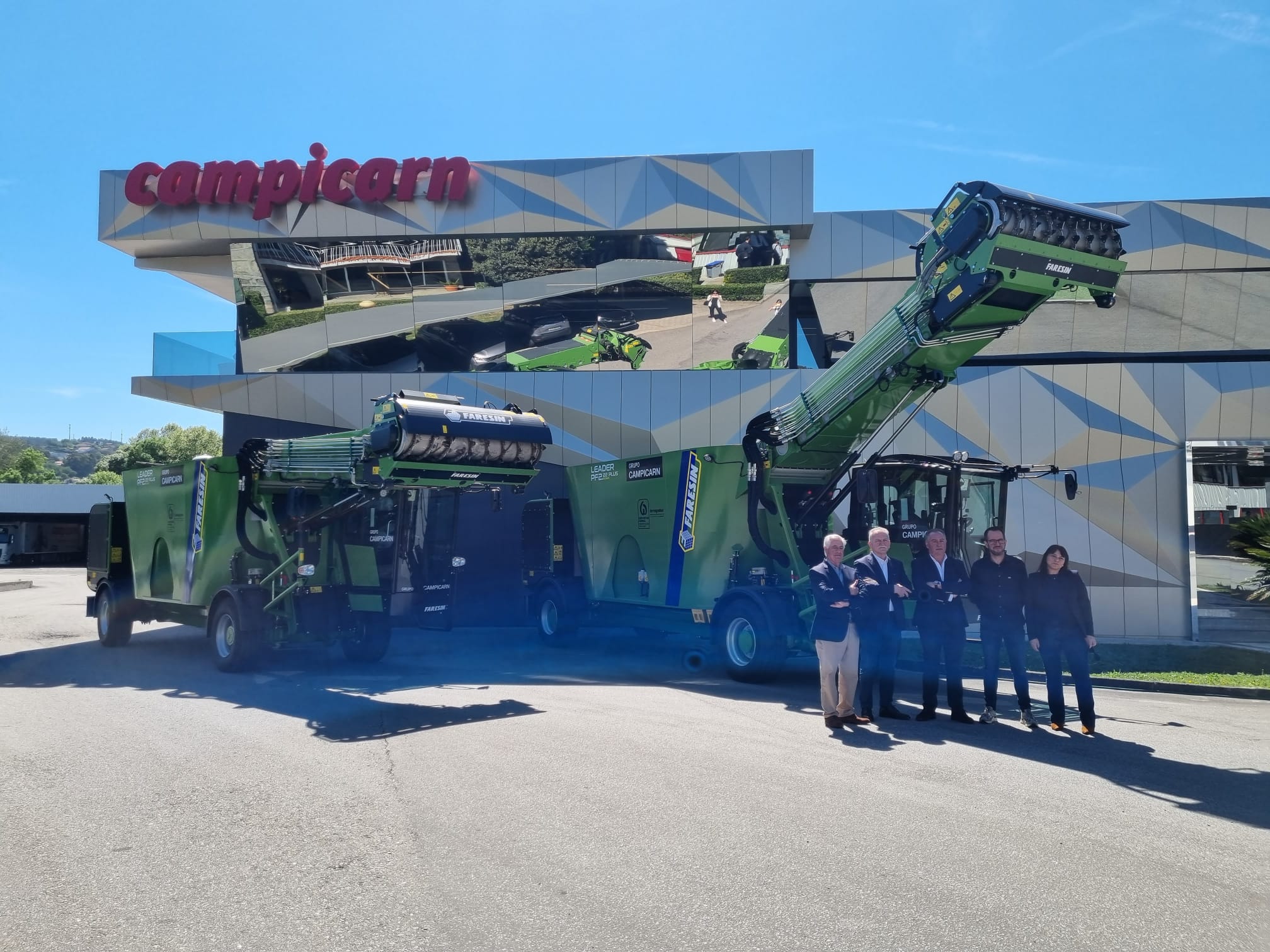 Comércio Máquinas - Dois Unifeeds automotrizes Faresin Leader PF ...