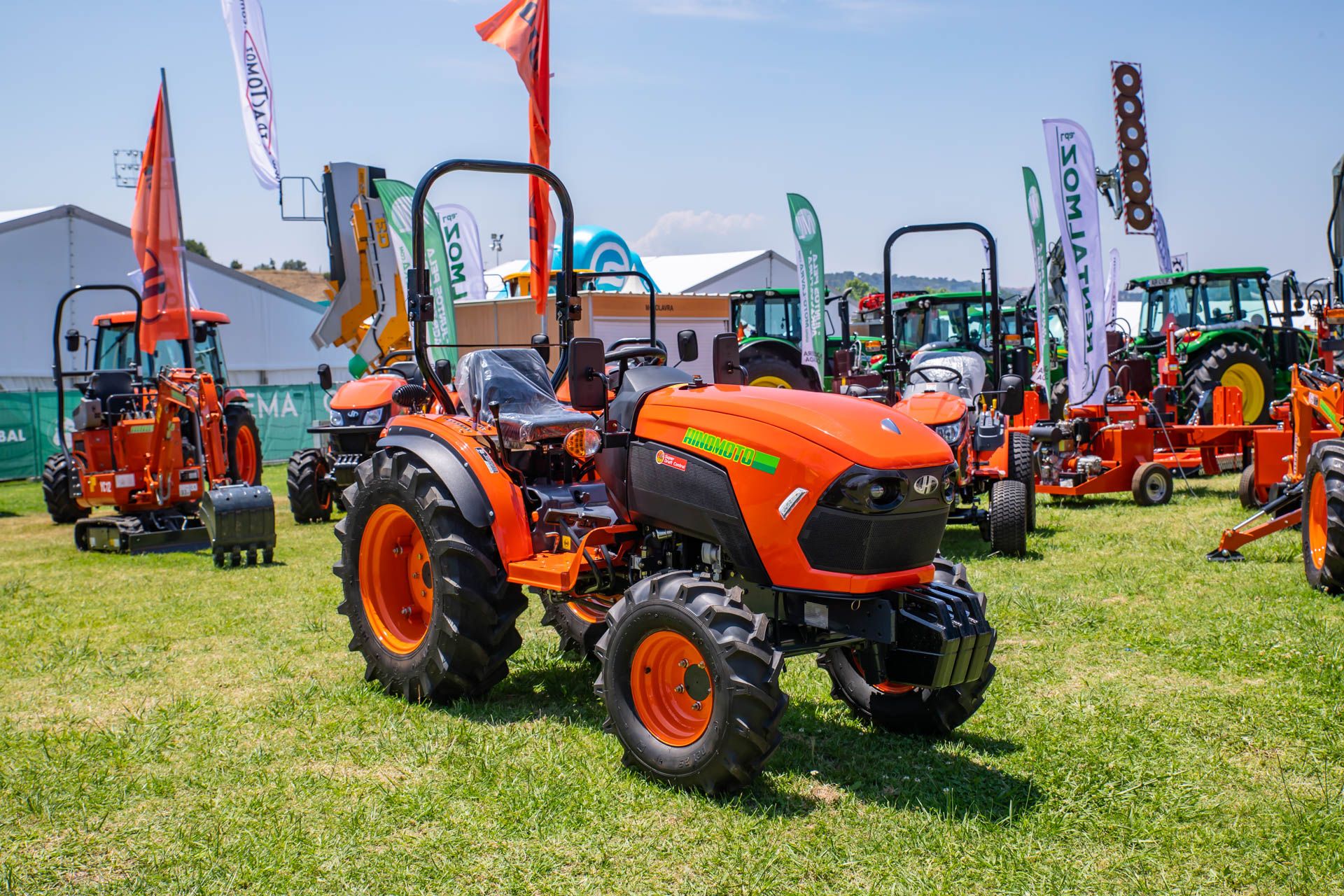 Comércio Máquinas - Sotrac apresenta novo trator compacto Hinomoto de ...